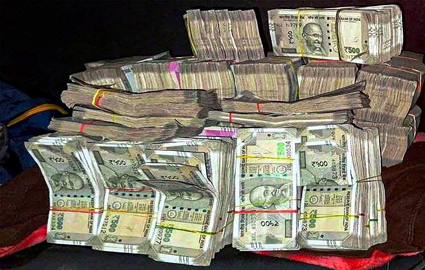 वॉशिंग मशीन के अंदर से निकला 1.30 करोड़ रुपया, ऐसे लगा पुलिस के हाथ ...