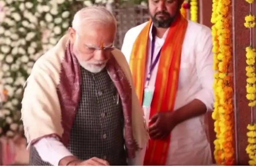 पीएम मोदी का लिफाफा कितना खाली? चुनाव से ठीक पहले मंदिर पुजारी ने खोला ...