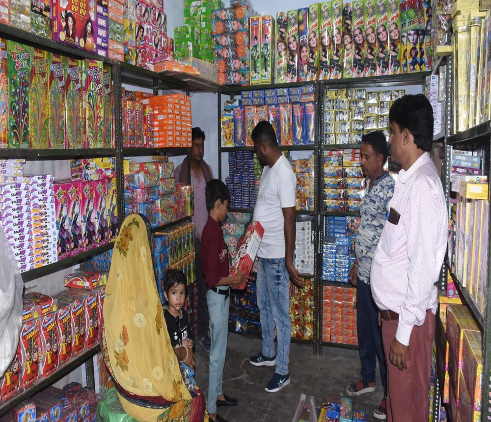 पटाखों की नई रेंज बाजार में, फोटो फ्लैश के साथ आएगी क्लिक-क्लिक की आवाज ...