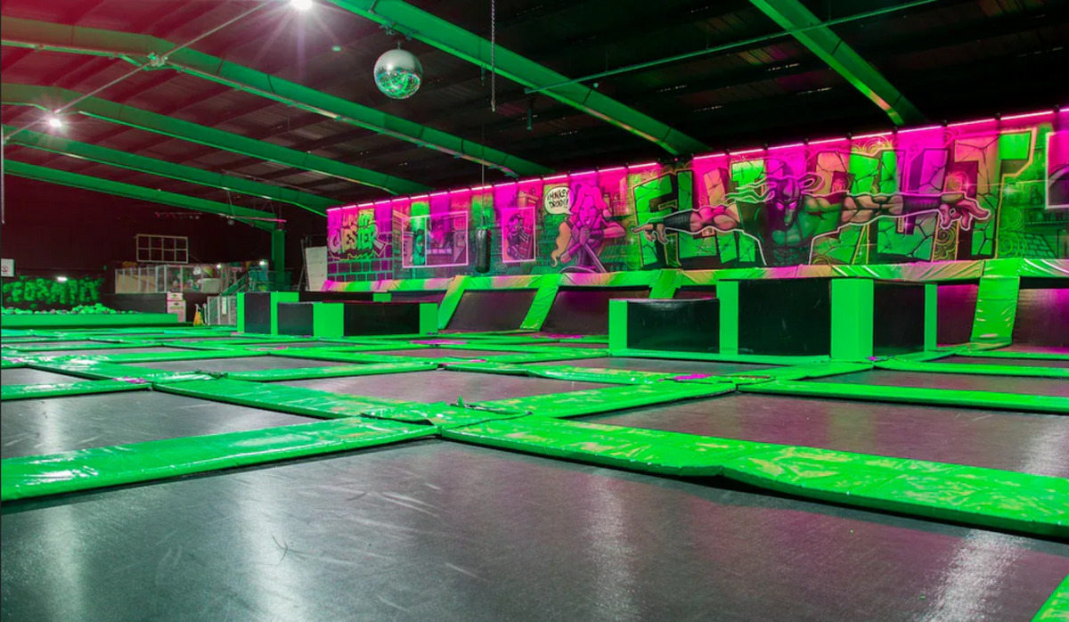 यूके में ट्रैम्पोलिन पार्क में 11 लोगों की पीठ हुई फ्रैक्चर, 2 पूर्व ...