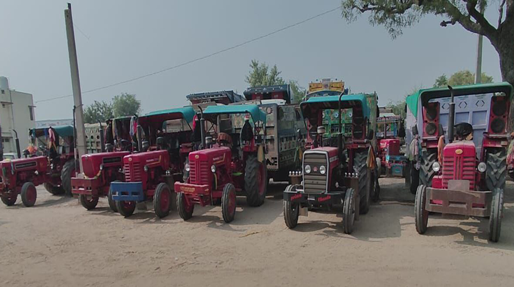 नाकाबंदी देख भागे चालक , पुलिस ने जब्त किए अवैध बजरी से भरे सात ...