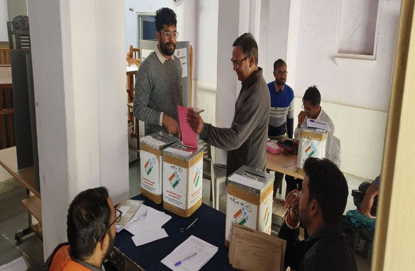 VIDEO: कार्मिकों का पोस्टल बैलेट से मतदान शुरू | Voting started from ...