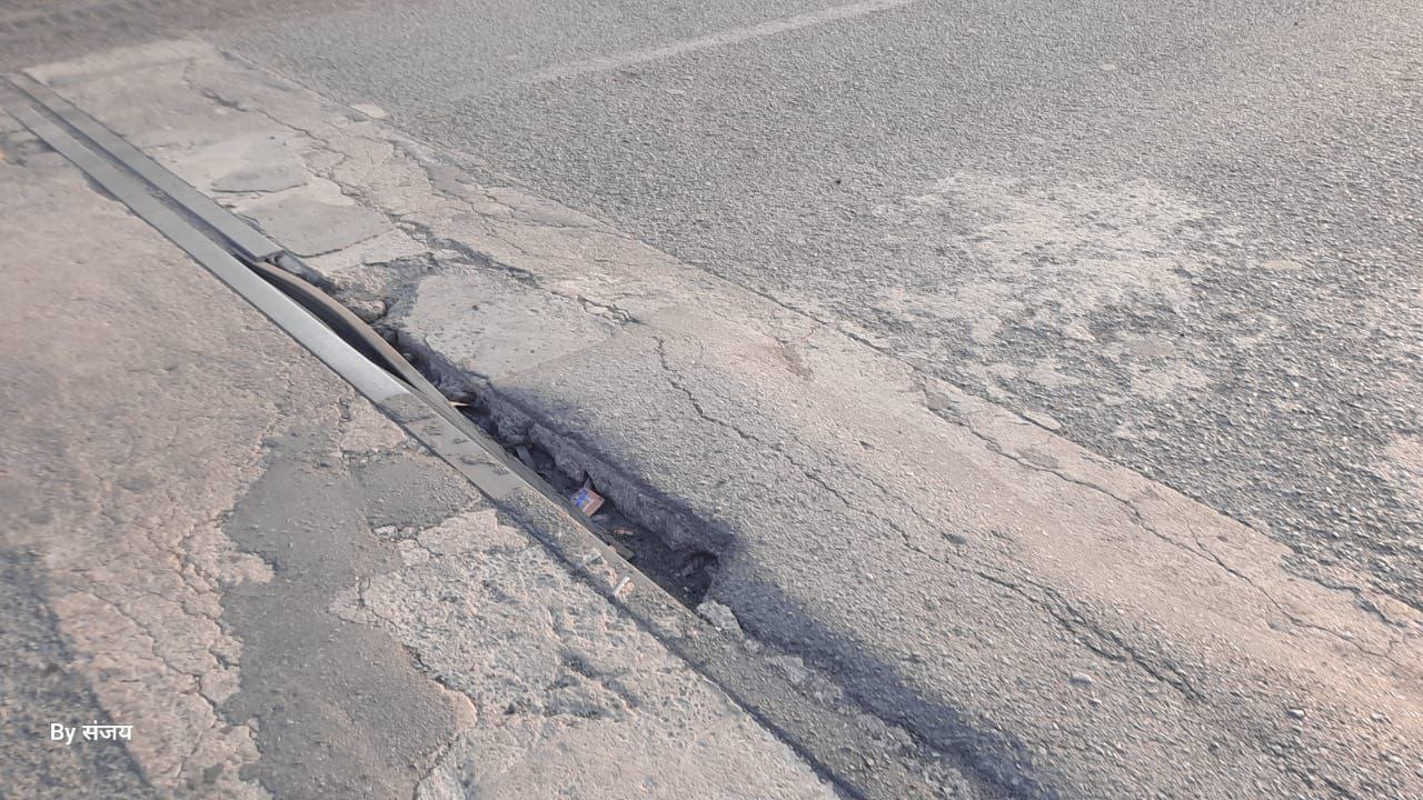 NH-49 सावधान: पीथमपुर पुल पर चलें सम्हलकर क्योंकि लोहे के बड़े-बड़े ...