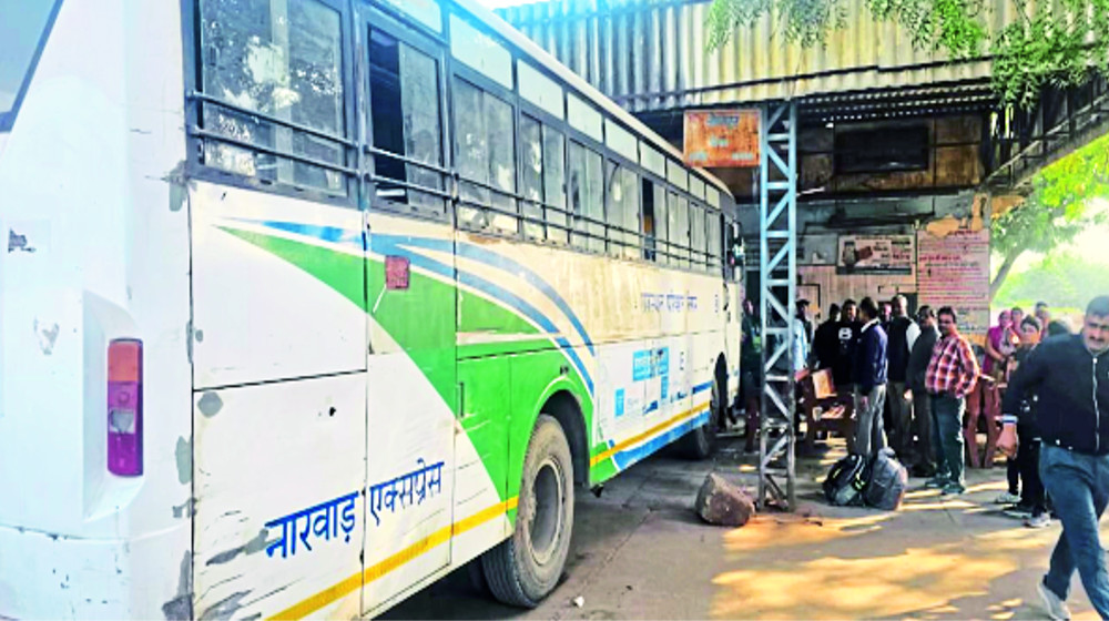 रोडवेज स्टैंड पर खड़ी बस अपने आप हुई स्टार्ट, यात्री प्रतीक्षालय में ...