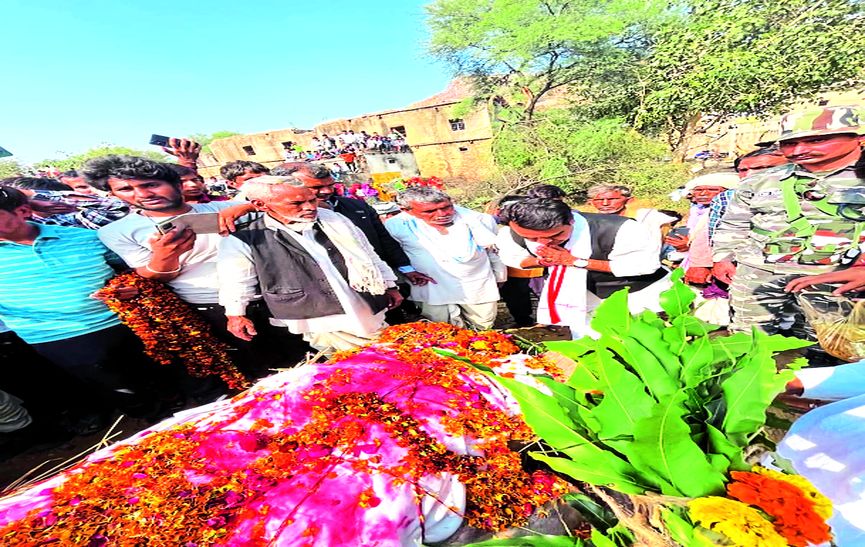 गगन में गूंजे सैनिक खुशीराम के जयकारे …. देखे वीडियो …. | Patrika News