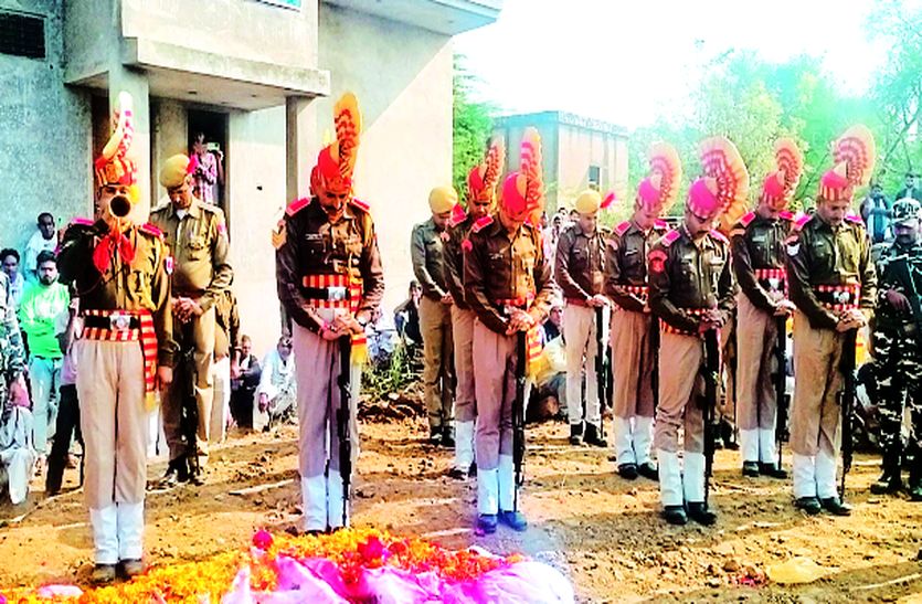 सैनिक खुशीराम की सैनिक सम्मान से हुई अंत्येष्टि,,, देखें वीडियो ...