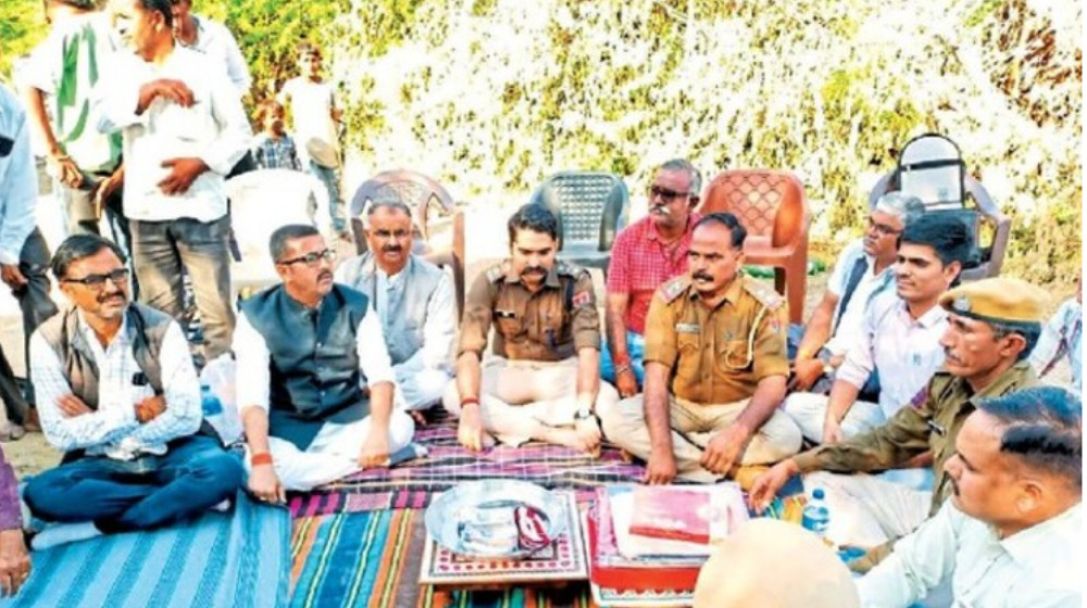 पति की हो चुकी थी मौत, थाने में करती थी साफ-सफाई, फिर पुलिसवालों ने ...