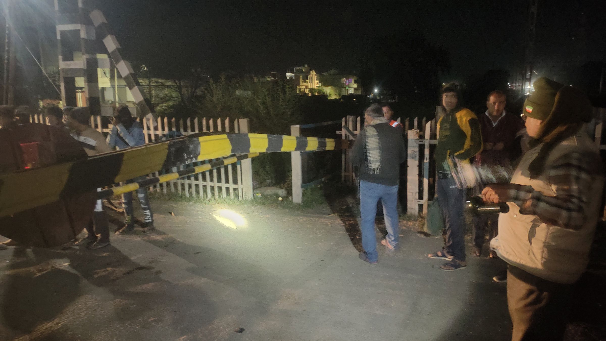 रेलवे फाटक तोड़कर ट्रैक पर पहुंची कार, हादसा टला | Car broke railway ...