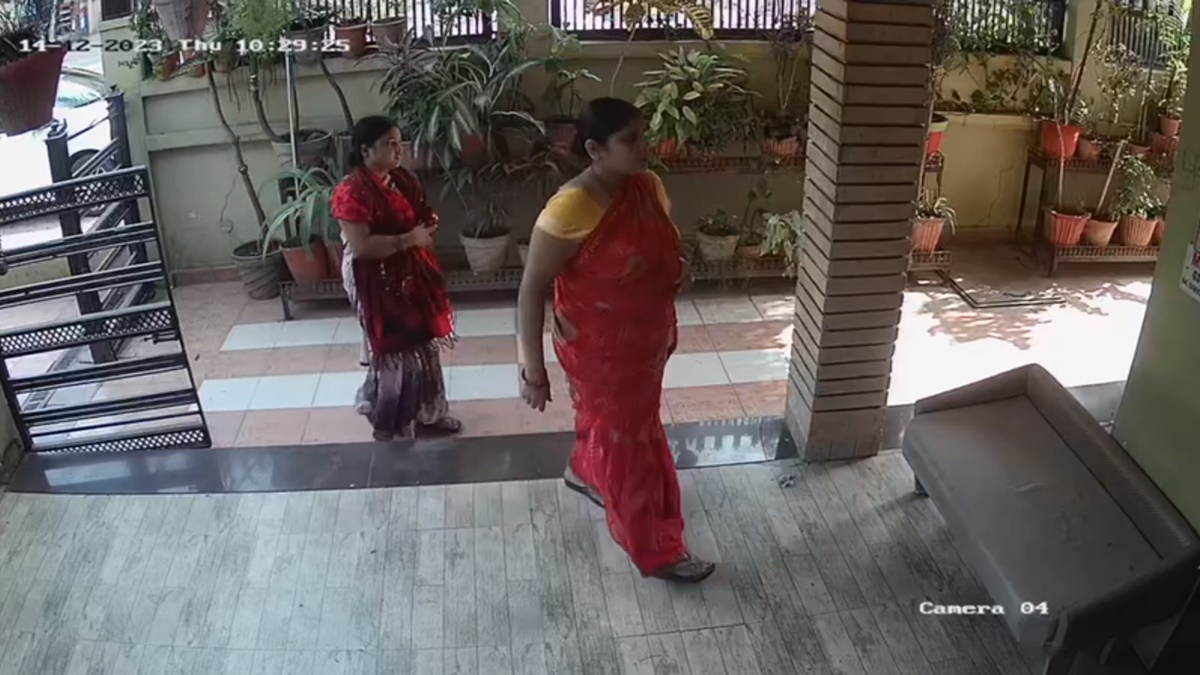 Video : गौर से देखिए इन दो महिलाओं को..कारनामा जानकर रह जाएंगे हैरान ...