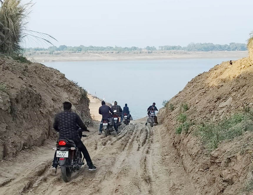 खतरा: प्रयागराज यमुनापार से गंगापार को जोड़ने वाले पीपा पुल की रेलिंग ...
