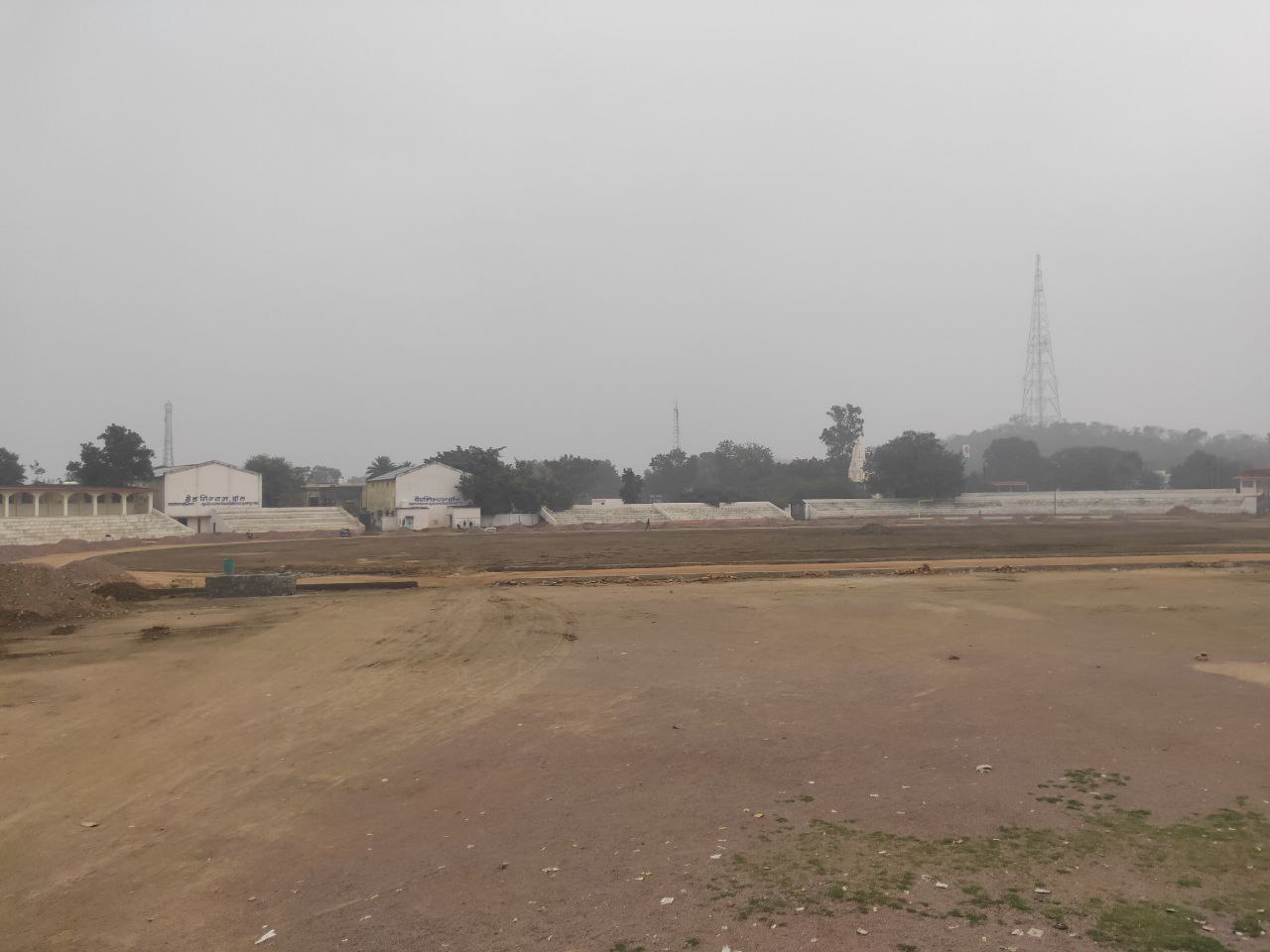 स्टेडियम में नेचुरल टर्फ के बीच फुटबॉल ग्राउंड ने लिया आकार, हाईमास्ट ...