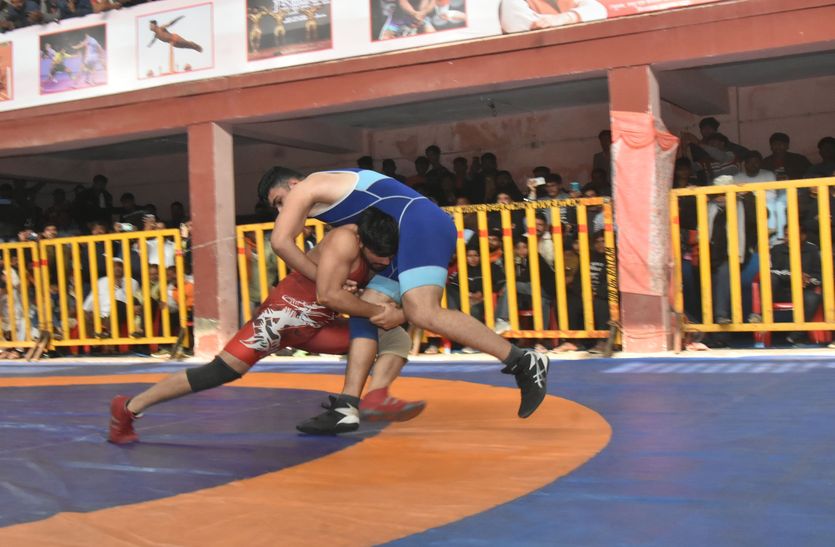 Wrestling Competition : कुश्ती में इन पहलवानों में हुई कांटे टक्कर ... Wrestling Competition : कुश्ती में इन पहलवानों में हुई कांटे टक्कर ...