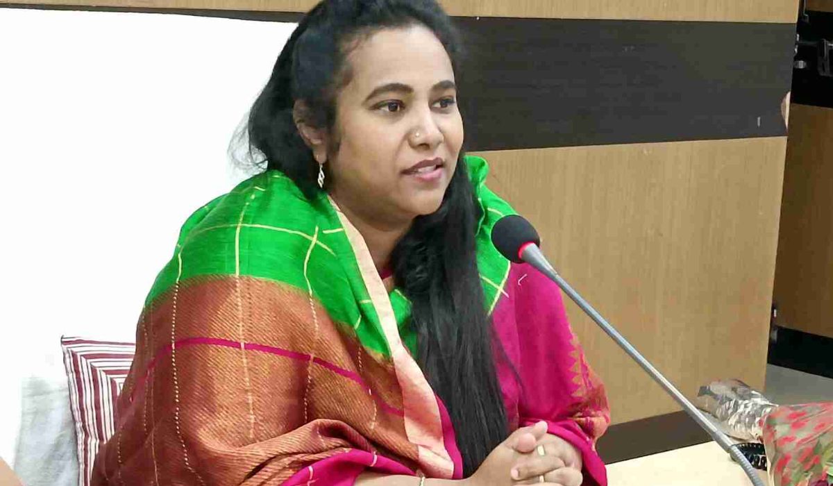 डीएम ने लेखपाल को मौके पर किया सस्पेंड और दी कड़ी चेतावनी, जानें क्या ...