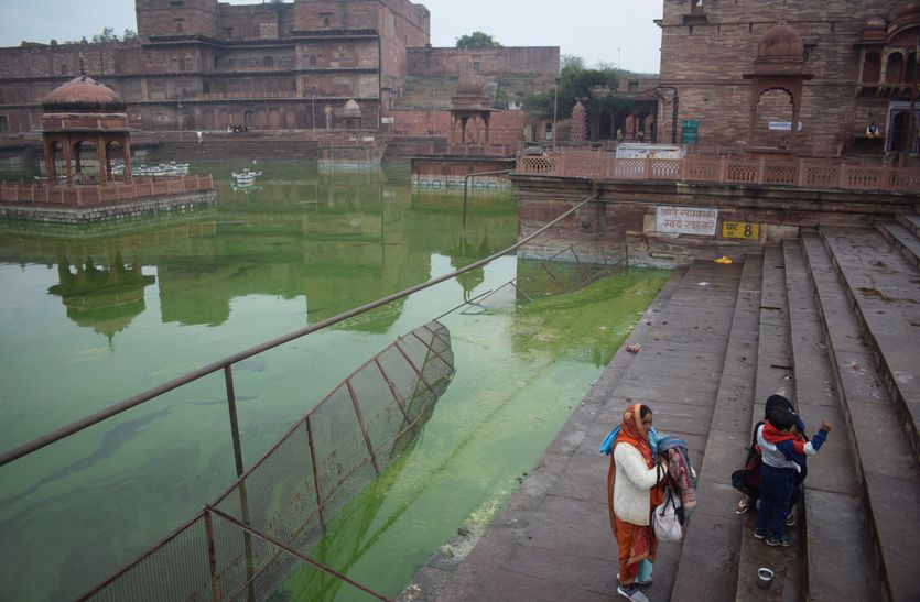 मचकुण्ड आपका हैं इसमें गंदगी न फैलाएं, पूजा सामग्री सरोवर में न फेंके ...