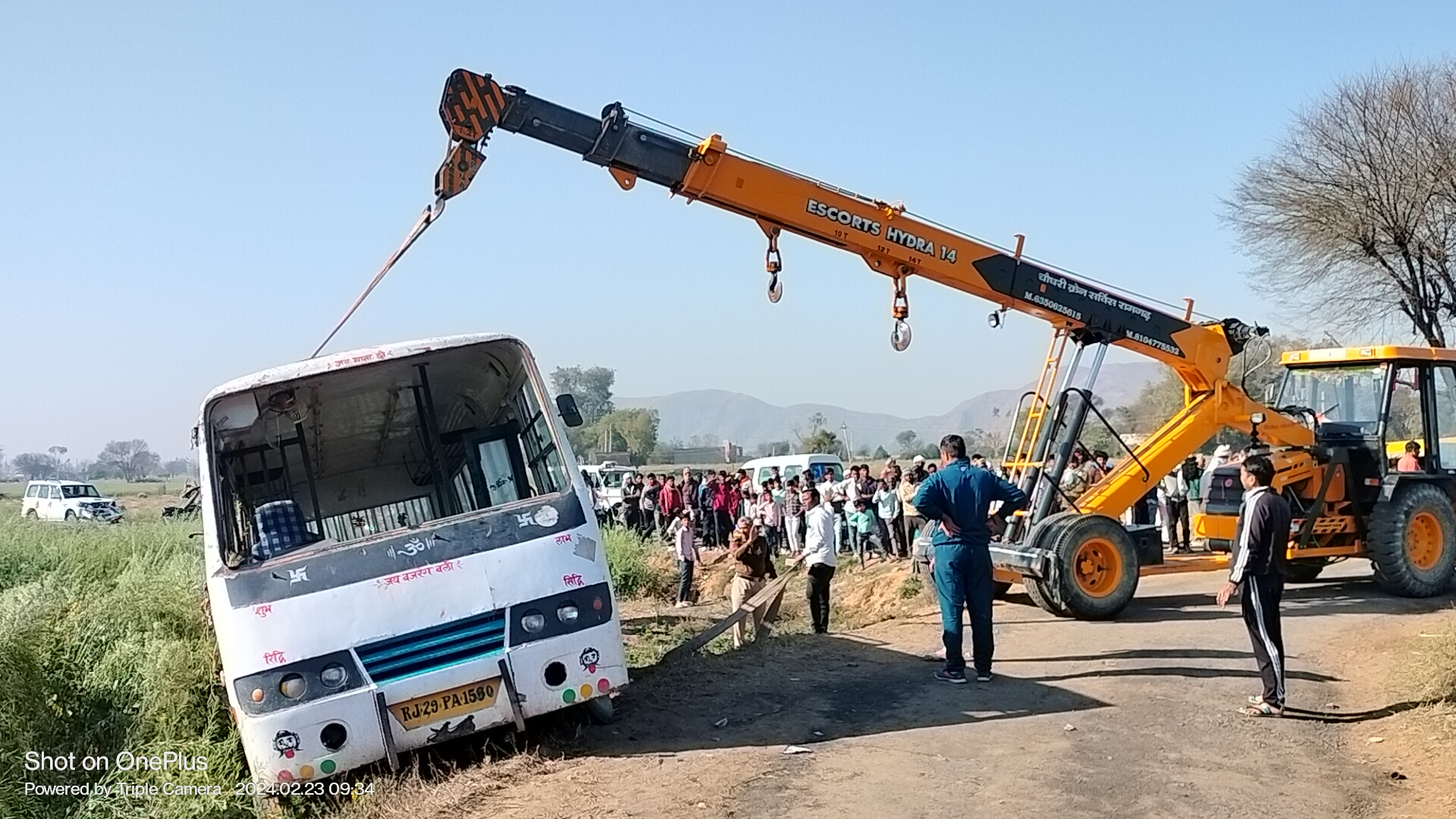 निवाली से काला कोठी रोड पर बच्चों से भरी निजी स्कूल की बस पलटी, मची चीख ...