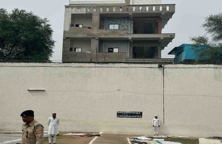 सेंट्रल जेल की दीवार से सटा कर तान दिया 5 मंजिला बिल्डिंग, देखकर जेल ...