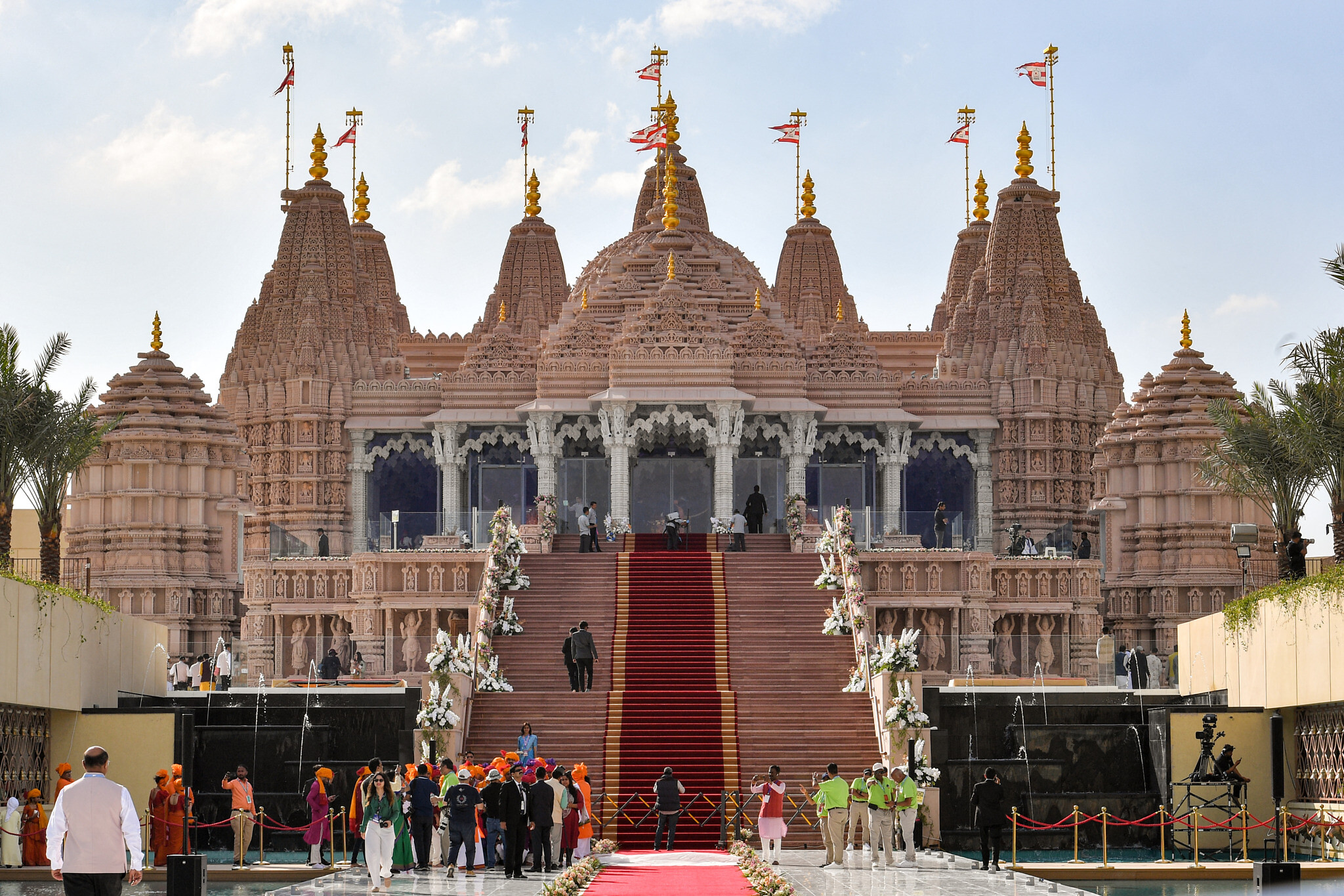 अबू धाबी के हिंदू मंदिर में सामान्य जनता के दर्शन के लिए आज से खुले ...