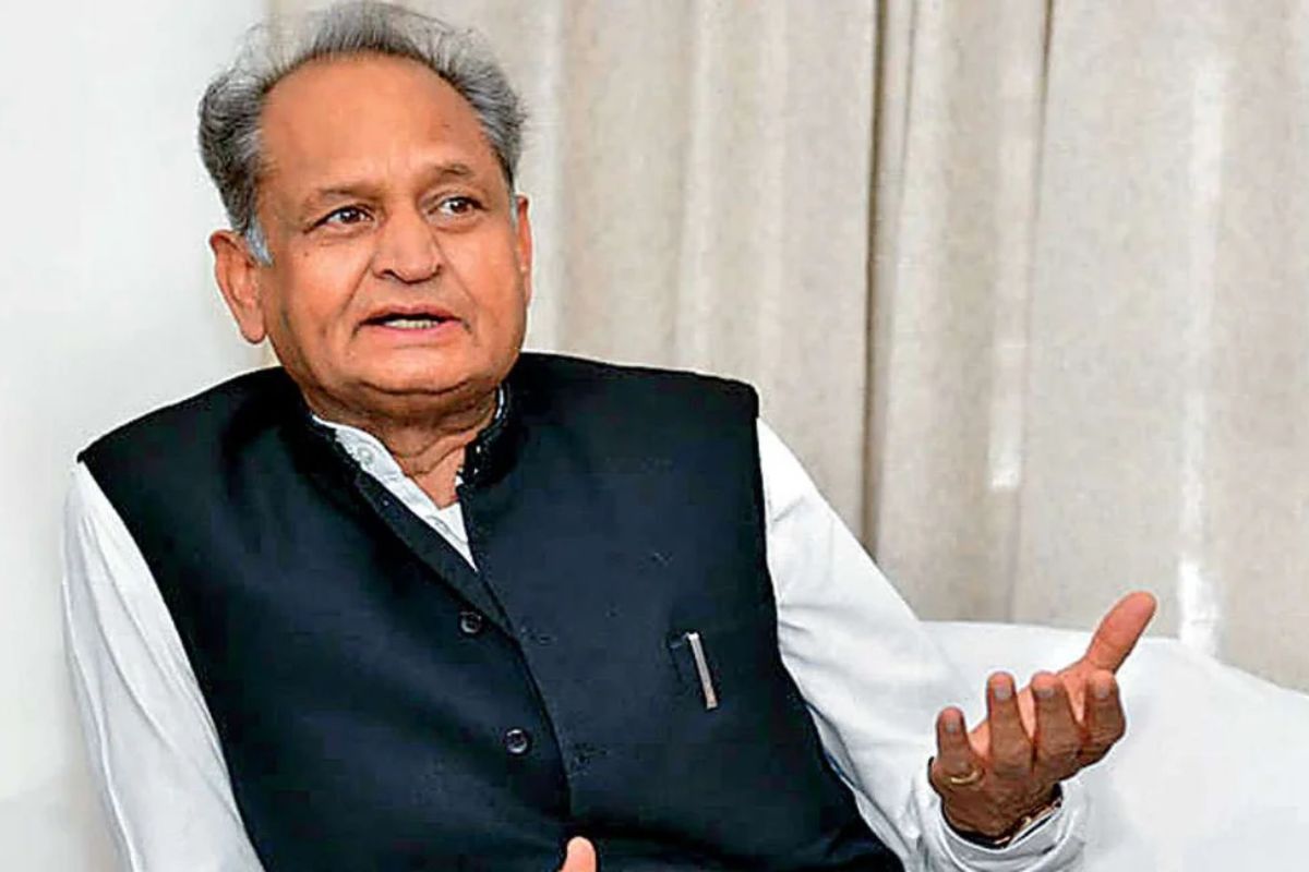 नए आवास में शिफ्ट हुए पूर्व सीएम गहलोत, बोले- भजनलाल से अधिक पावर इस ...