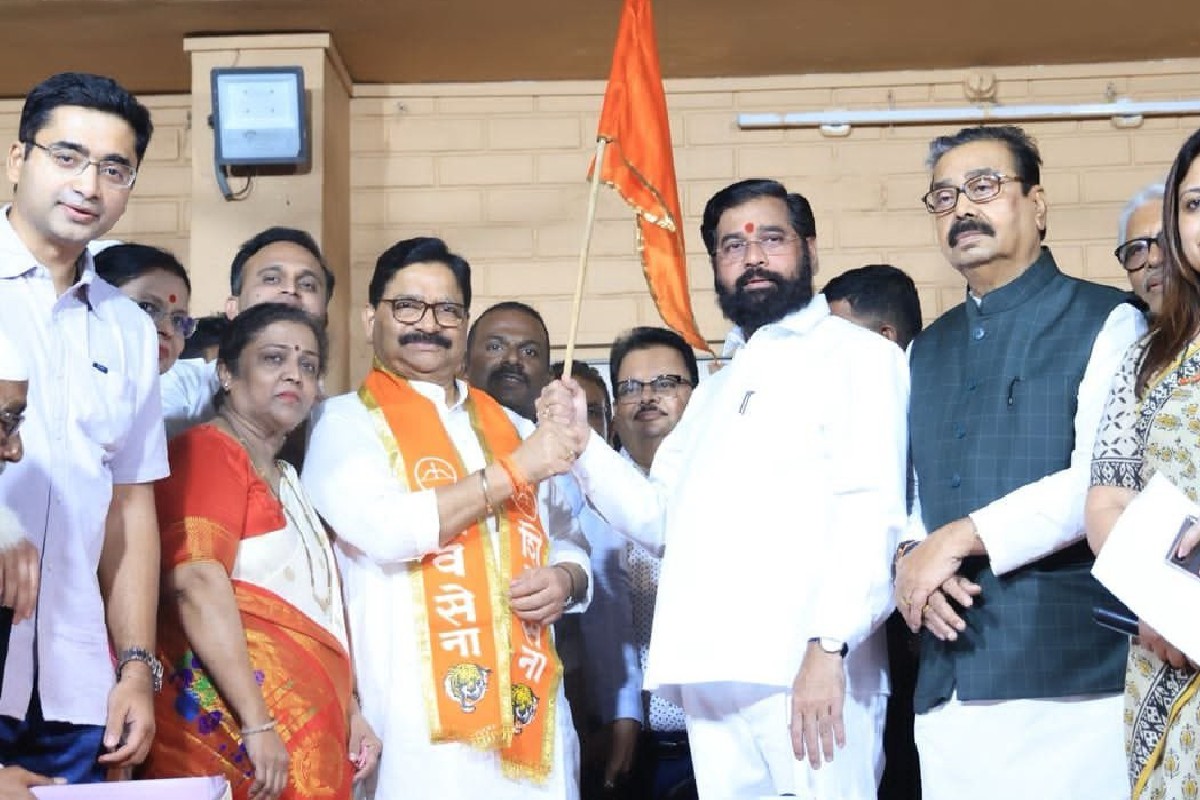 लोकसभा चुनाव से पहले उद्धव को एक और झटका, MLA रवींद्र वायकर शिंदे की ... लोकसभा चुनाव से पहले उद्धव को एक और झटका, MLA रवींद्र वायकर शिंदे की ...