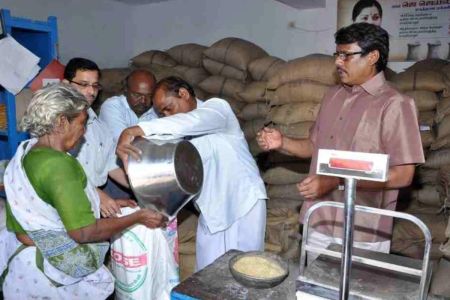 फ्री राशन मिलने की आ गई डेट, होली से पहले गेहूं-चावल के साथ चीनी भी ...