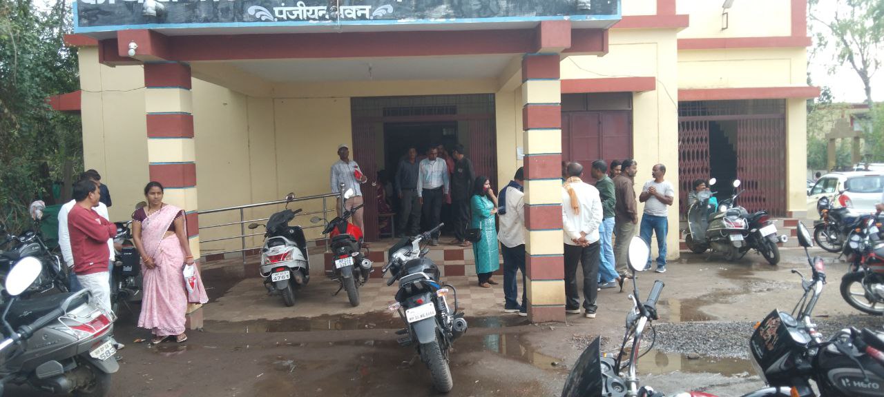 District Registrar Office : जिला पंजीयक व उप पंजीयक को मालूम नहीं ...