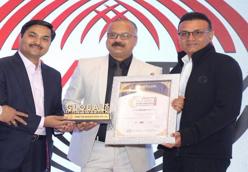 क्रिकेटर वीरेंद्र सहवाग के हाथों अधिवक्ता डीके सोनी को मिला ग्लोबल ...