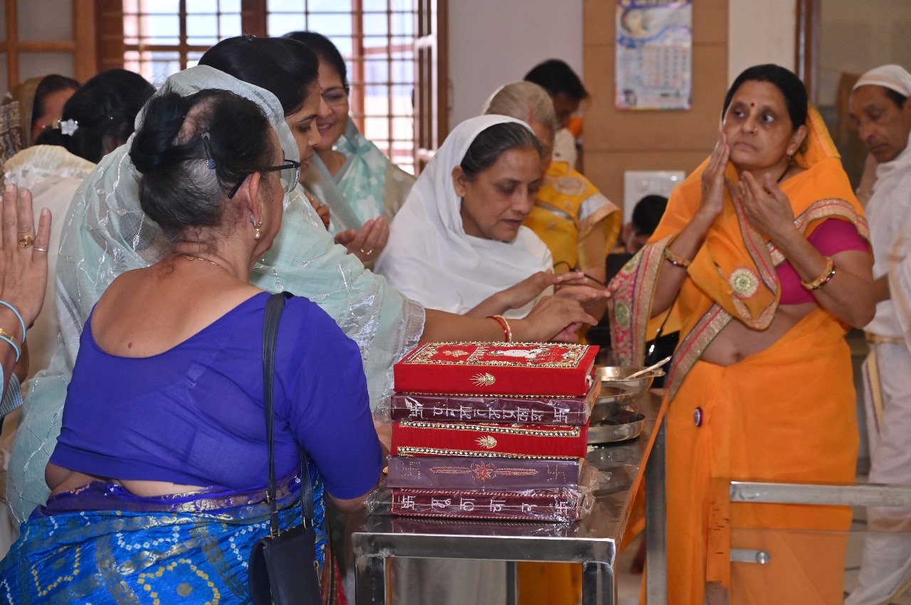 अभिषेक, पूजा अर्चना के साथ दीक्षांत समारोह, मिली सिद्धांत शास्त्री ...