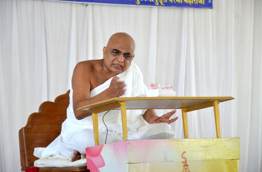 #Ratlam: मुनिराज के परिवार में 16 सदस्यों ने ली दीक्षा | 16 members of ...