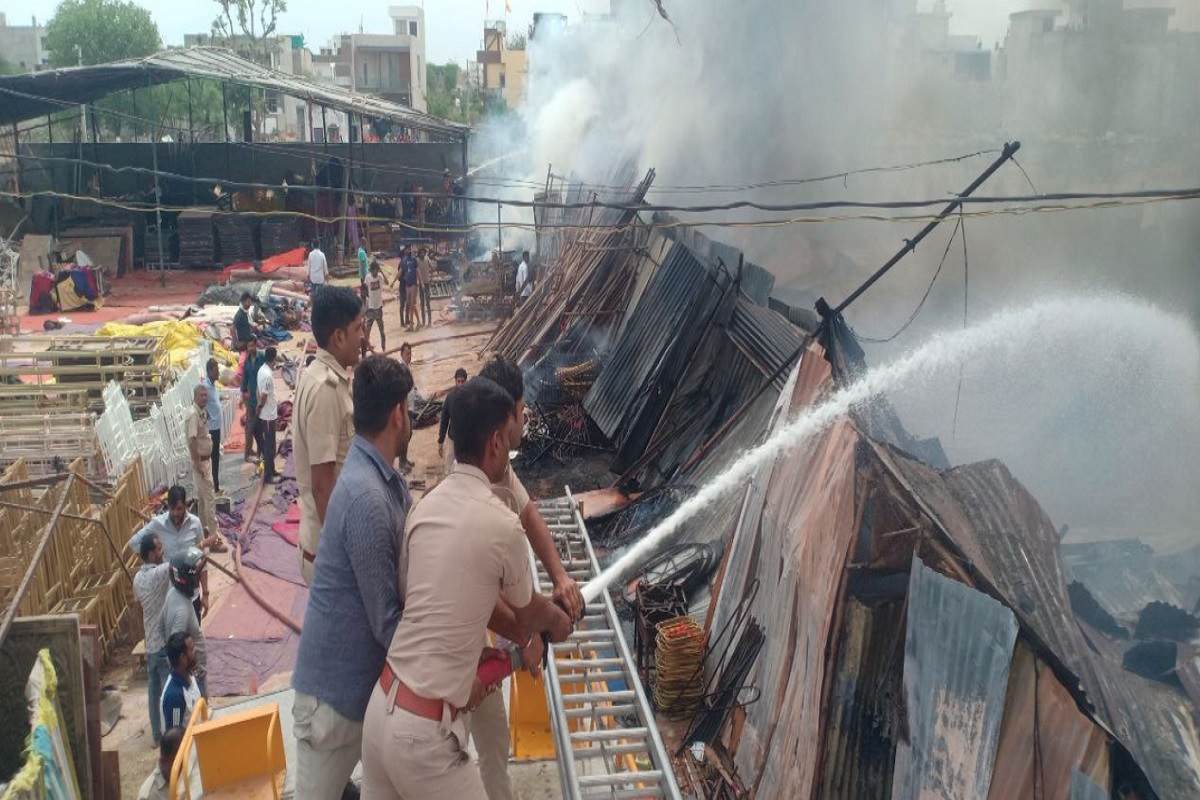 जयपुर में टेंट गोदाम में लगी भीषण आग, बुझाने का किया जा रहा है प्रयास ...