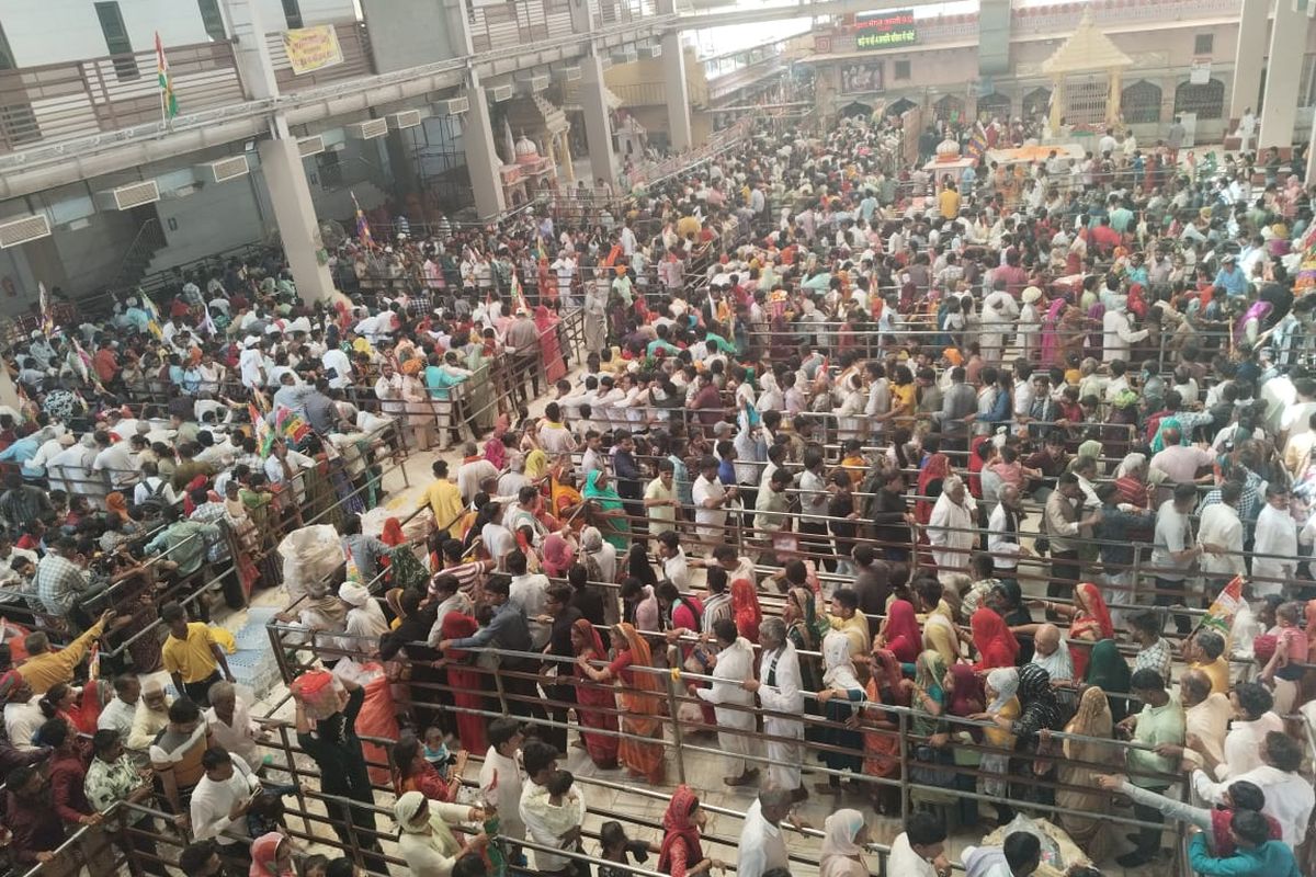 Video: बाबा रामदेव समाधि दर्शन को उमड़ा आस्था का सैलाब | Video: Flood ...