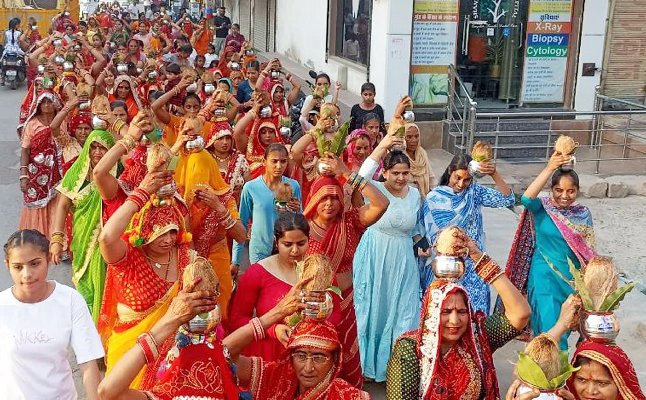 कलश यात्रा में उमड़ी श्रद्धा, मंदिर में मूर्तियों की स्थापना आज | Devotee gathered in Kalash ...