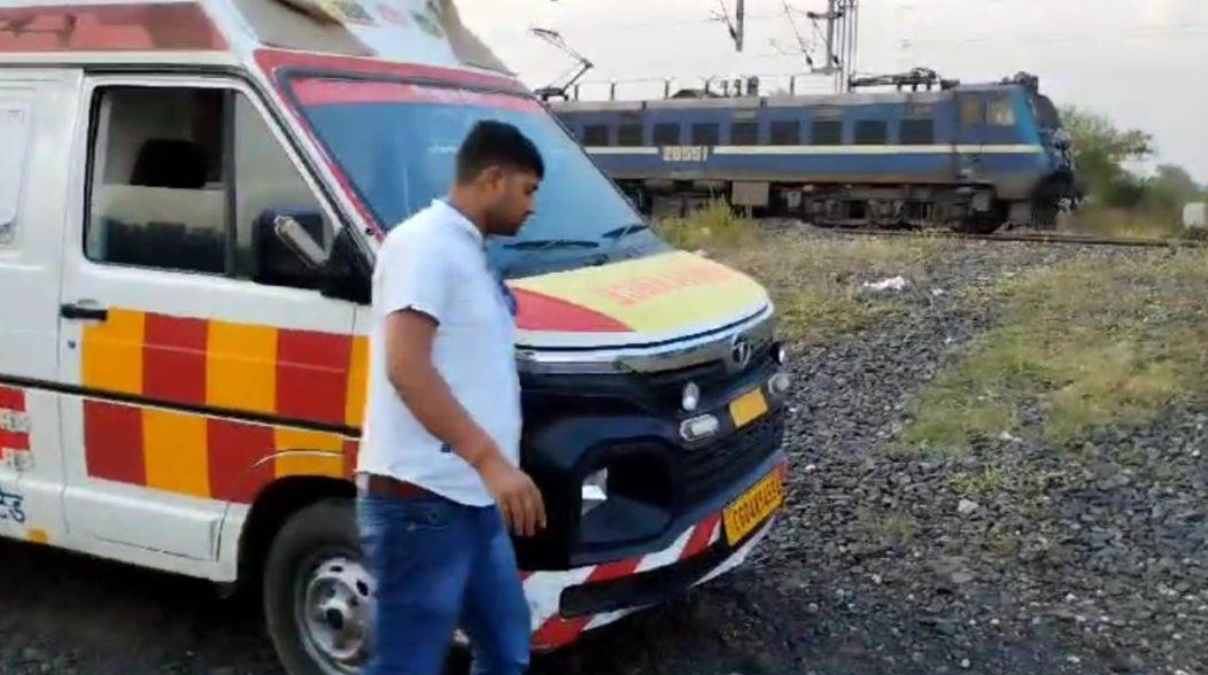 पटरियों पर सरपट दौड़ रही थी ट्रेन कि दर्द से छटपटाने लगा ड्राइवर, फिर… | shridham railway ...