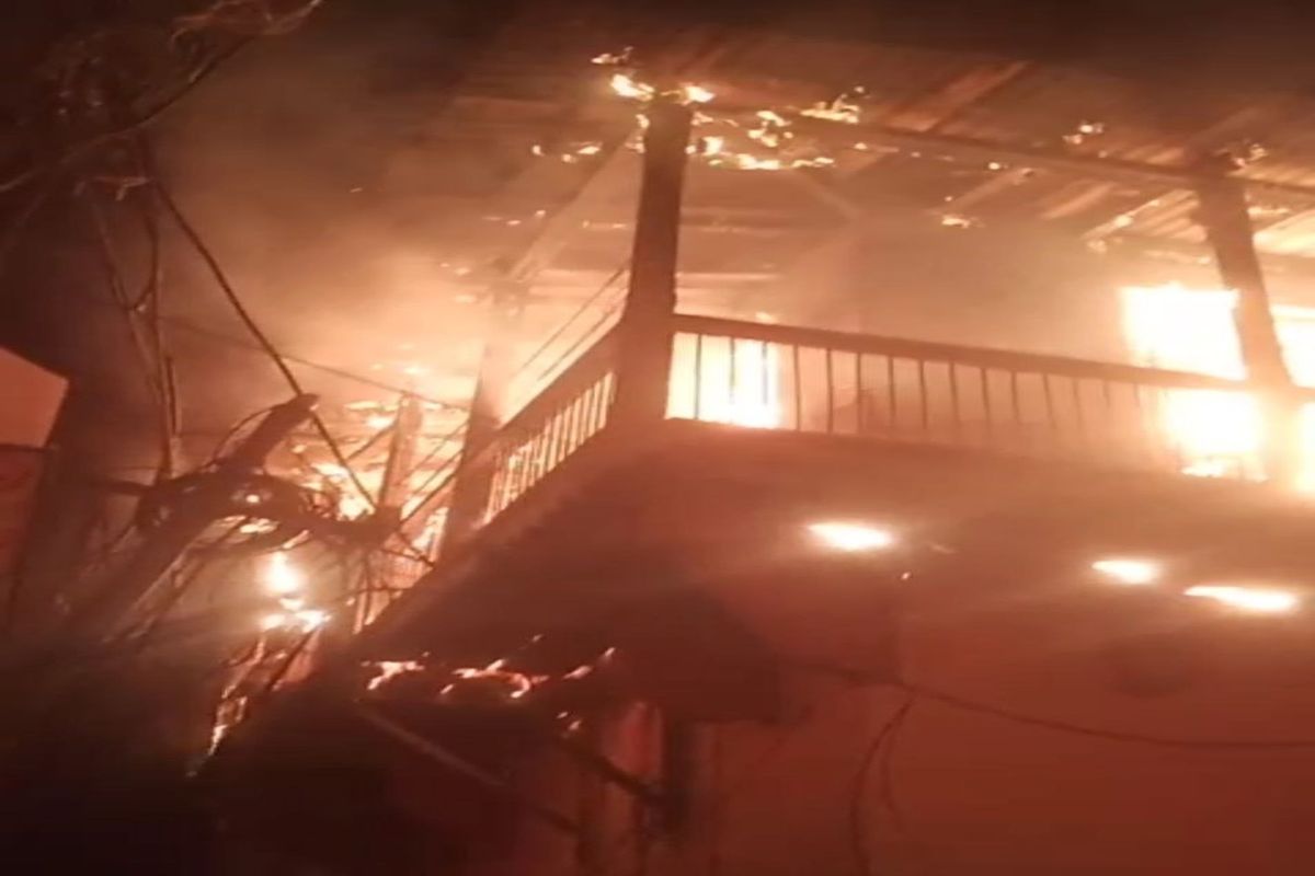 दुकानों के ऊपर फर्स्ट फ्लोर में लगी आग, कार्टून, गत्तों सहित अन्य सामान ...