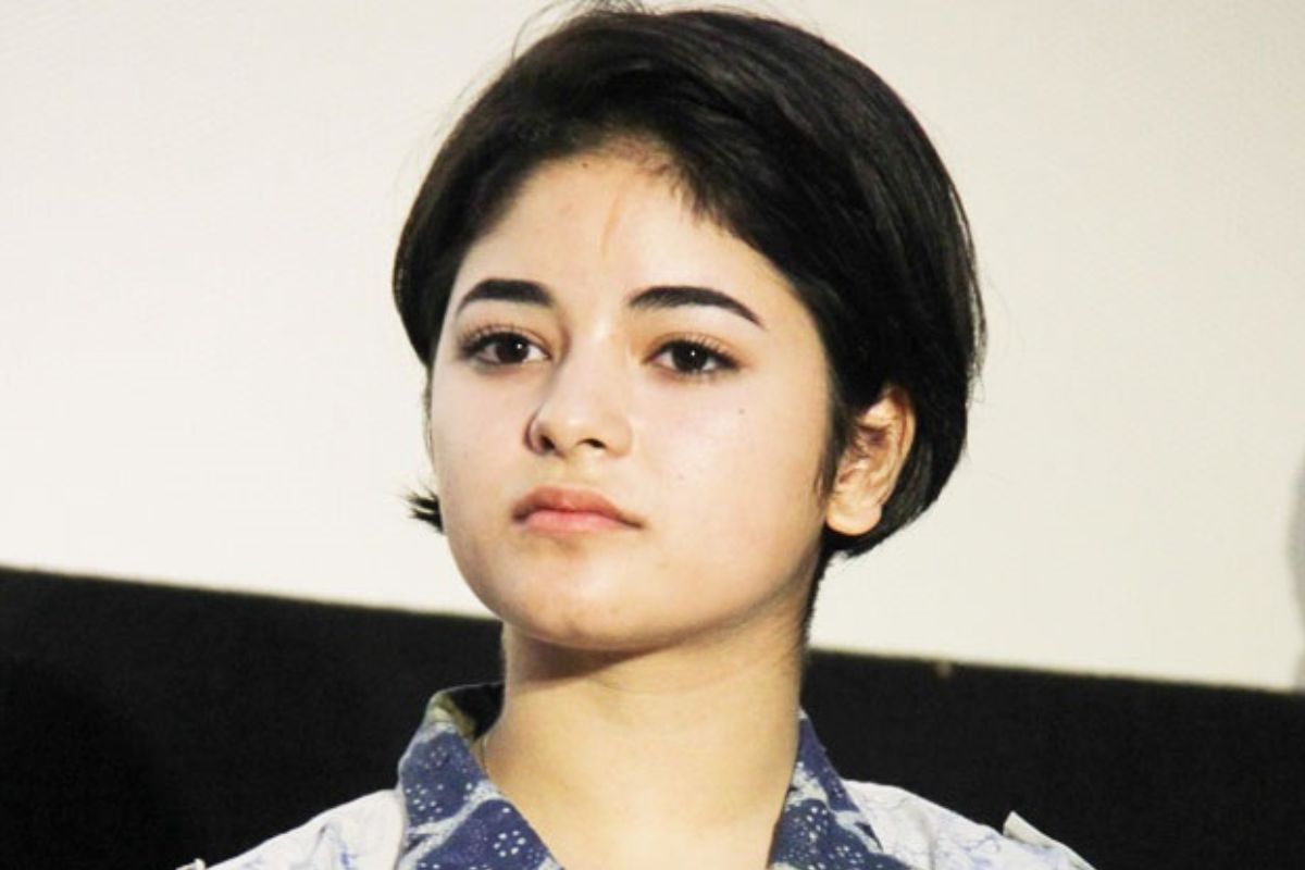 ‘दंगल’ गर्ल के पिता का निधन, जायरा वसीम की हुई ऐसी हालत | Zaira Wasim ...