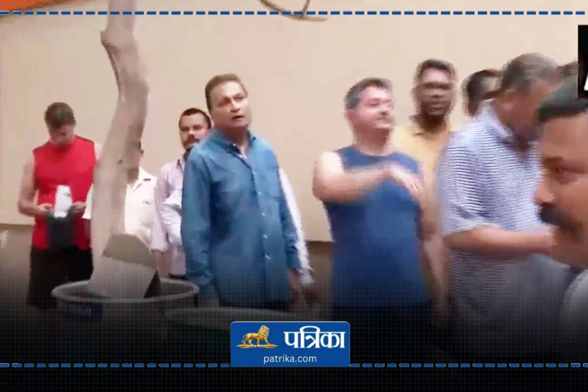 Fifth Phase Lok Sabha Voting: कतार में खड़े होकर अंबानी ने डाला वोट ...