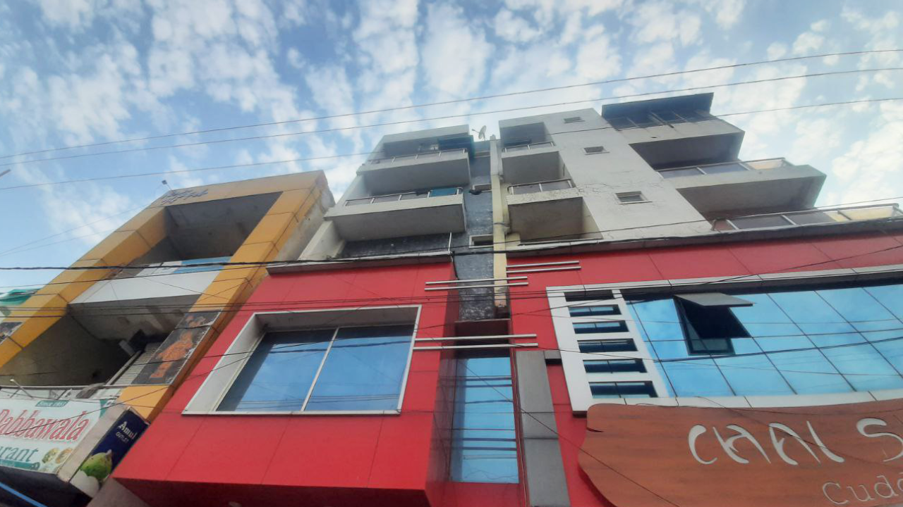 Indore News: इंदौर की सिलिकॉन सिटी में हादसा, गर्मी के कारण बालकनी में खड़े दो दोस्तों को ...