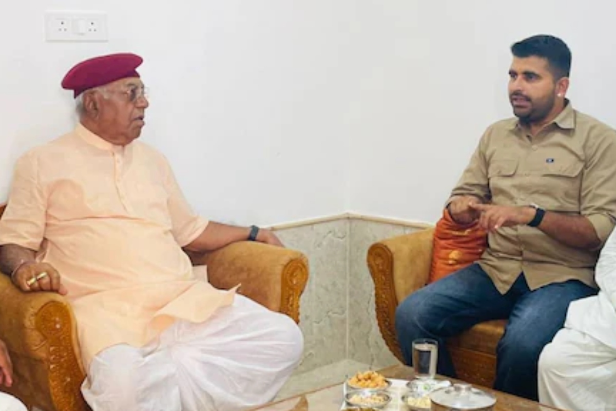 ‘बाड़मेर से एक निर्दलीय बेटा जीतेगा’, BJP नेता देवी सिंह से मुलाकात के बाद ऐसा क्यों बोले ...