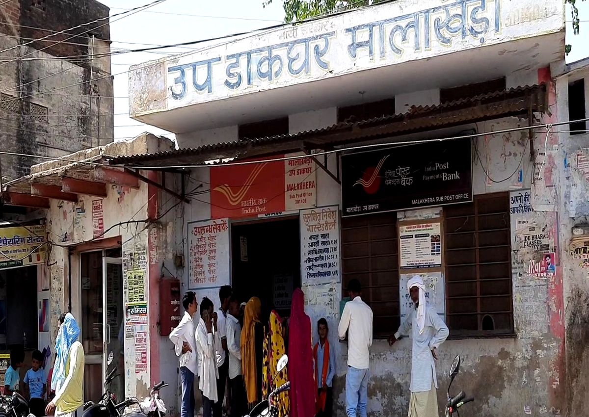 अवकाश के दिन भी अपडेट किया बाल आधार, कतार में लगकर नौनिहाल करते रहे ...