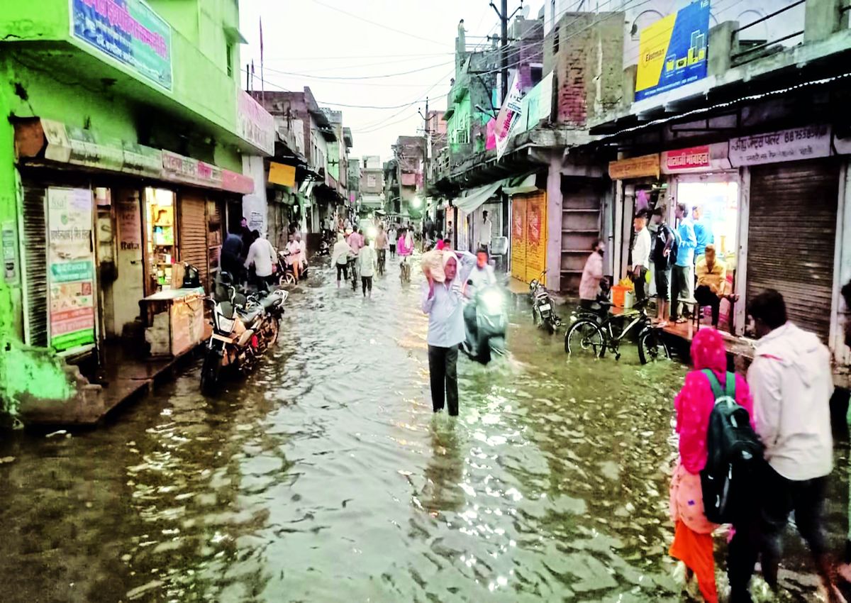 एक घंटे झमाझम बरसे बदरा, पानी का नहीं समुचित निकास, सडक़ें बनी तालाब ...