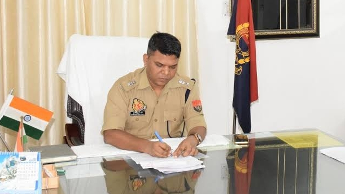 आचार संहिता हटते ही एक्शन मोड में अमरोहा एसपी, 5 का ट्रांसफर, 8 पुलिस ...