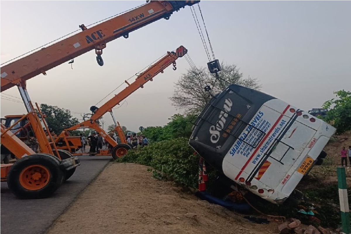 CG Bus Accident: खाई में जा गिरी श्रद्धालुओं से भरी बस, 2 मासूम बच्चों समेत 3 की मौत, 26 गंभीर ...