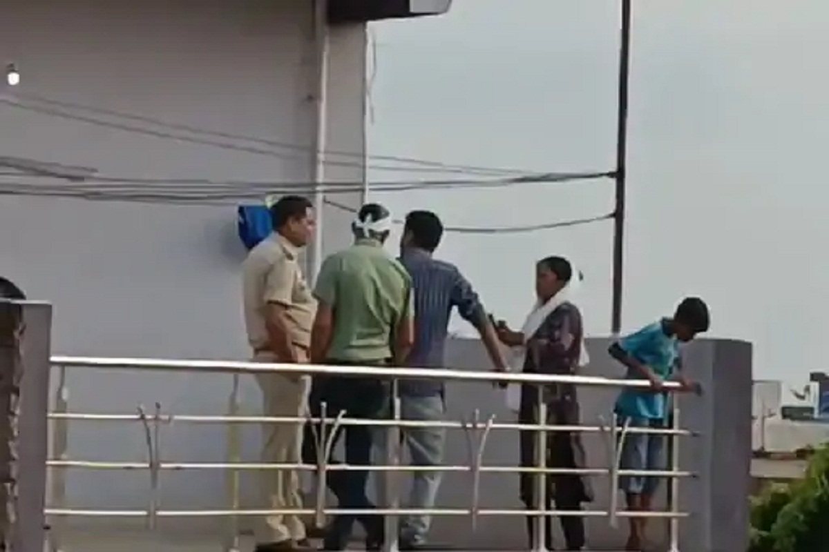 CG Suicide News: BSF जवान की गर्लफ्रेंड ने की आत्महत्या, घर की बालकनी में चुनरी से लटकती मिली ...