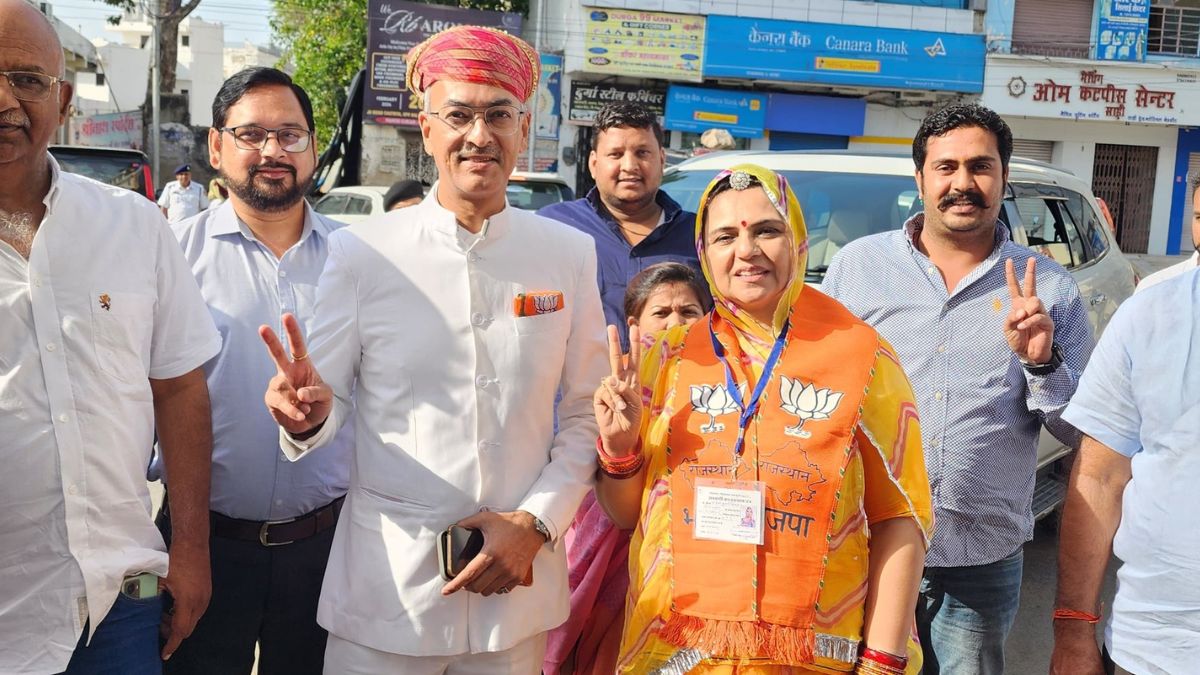 पति राजस्थान में MLA और अब सबसे बड़ी जीत के साथ पत्नी बनी MP, दोनों ने ... पति राजस्थान में MLA और अब सबसे बड़ी जीत के साथ पत्नी बनी MP, दोनों ने ...