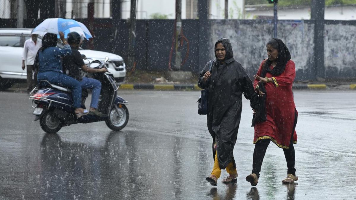 UP Monsoon 2024: प्री मानसून की झमाझम बारिश में झूमे लोग, 23-24-25 जून ...