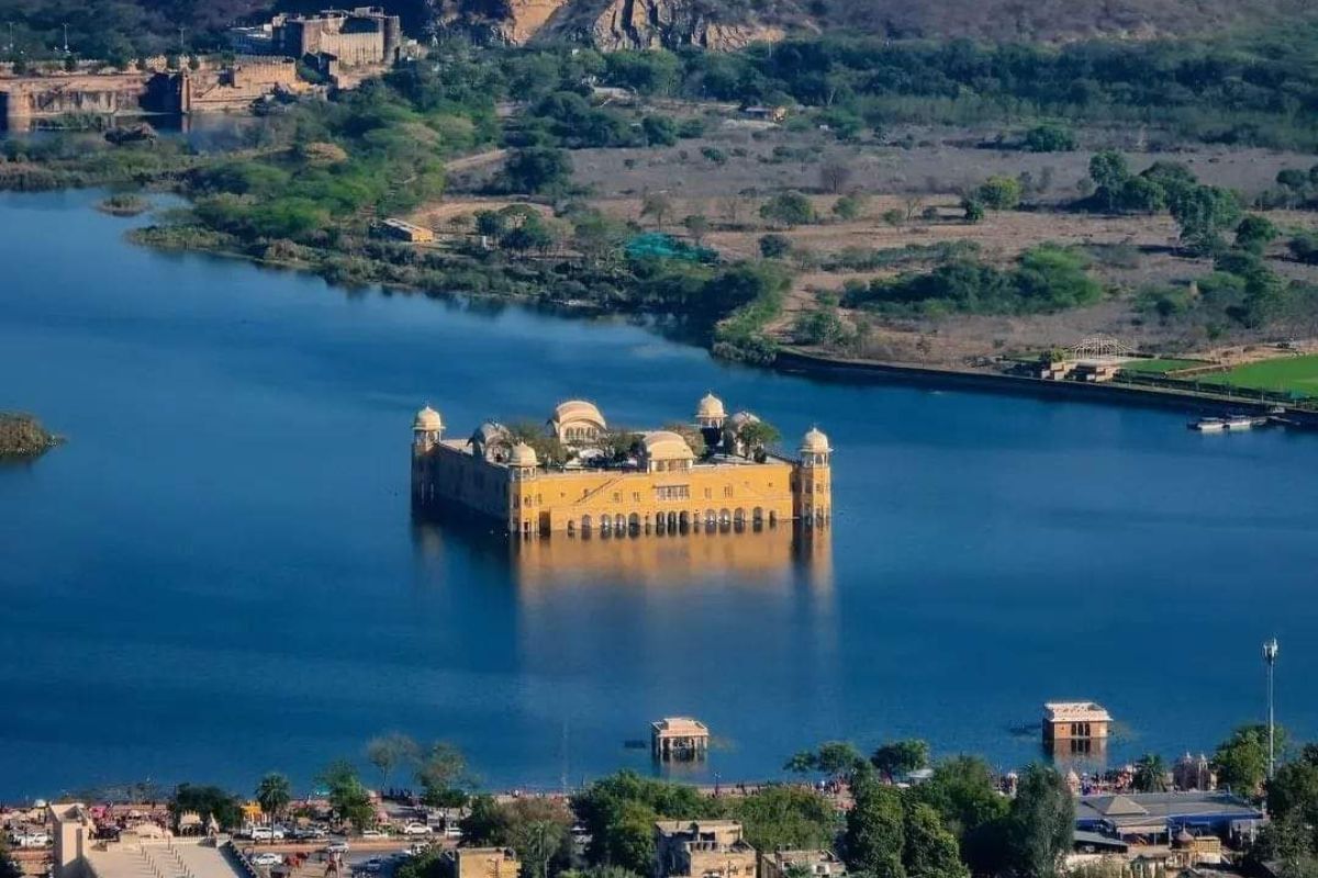 झील के बीचों-बीच पानी में डूबा हुआ है राजस्थान का यह अनोखा महल, देखें ...