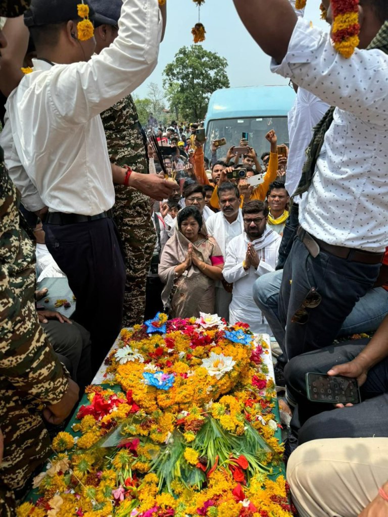 पेतृक गांव पहुंचा शहीद जवान कबीरदास का पार्थिव शरीर, घर वालों का रो ...