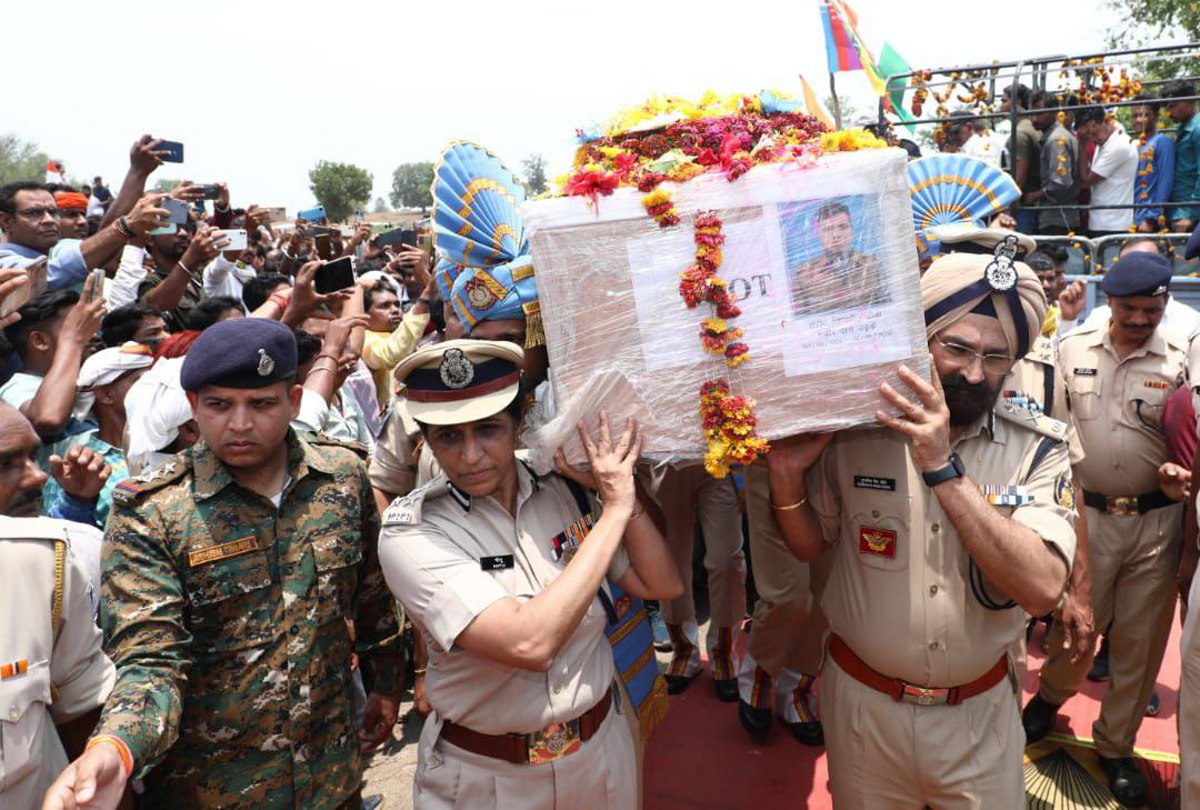 Photos देखें # वीर सपूत शहीद कबीर दास को राजकीय सम्मान के साथ दी अंतिम ...