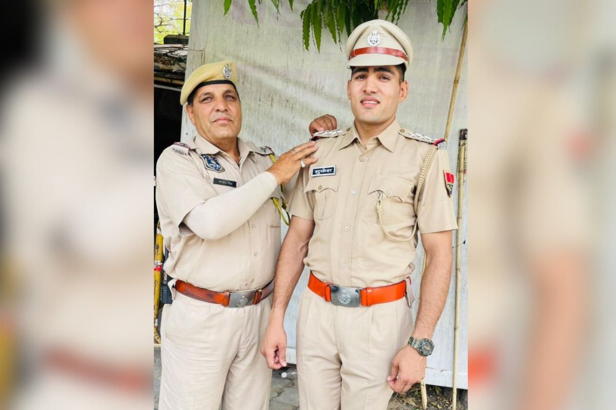 Rajasthan News: पुलिस निरीक्षक बने बेटे की वर्दी पर ASI पिता ने लगाए ...