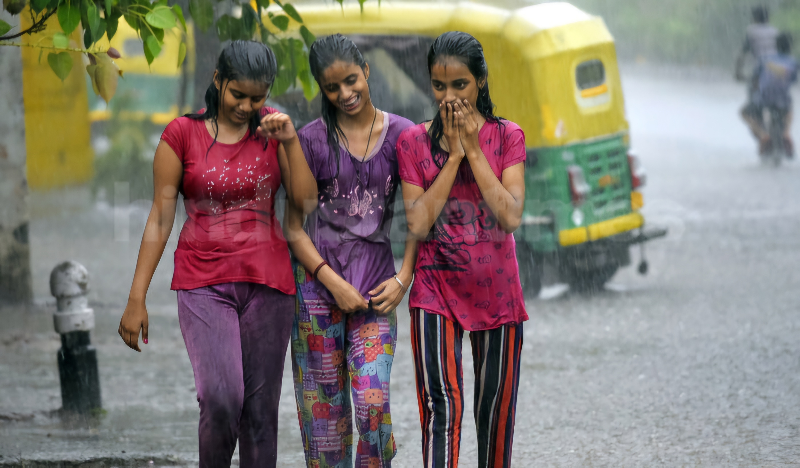 UP Monsoon Update: बदलने वाली है मॉनसून की चाल, तेज तूफान के साथ आ रही ...