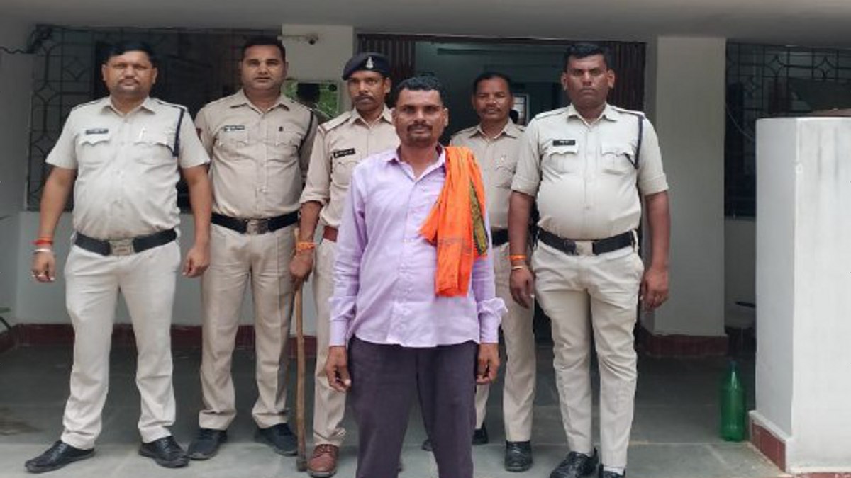 Axe attack: विवादित जमीन की ट्रैक्टर से करा रहा था जोताई, मना करने ...